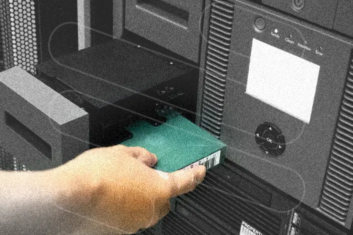 دیتا کارتریج چیست؟ تفاوت Tape Drive و Data cartridge | نِتسا